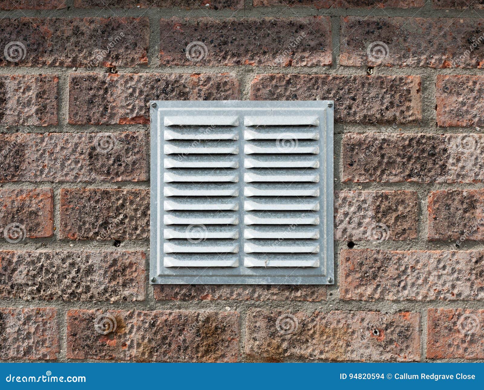 Het Zilver Van De Metaalrooster Buiten Op Baksteen Stock Foto - Image ...
