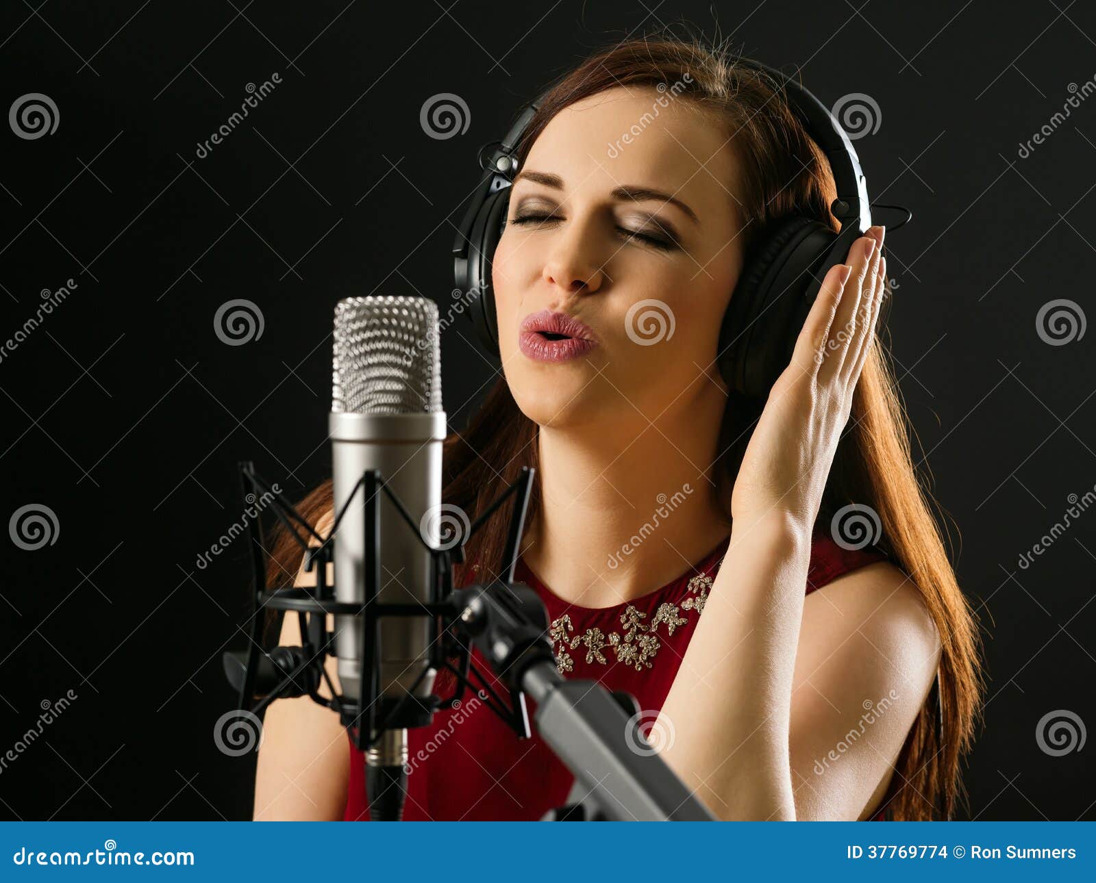 Het Zingen in Een Studiomicrofoon Stock Foto - Image of musicus, zanger ...