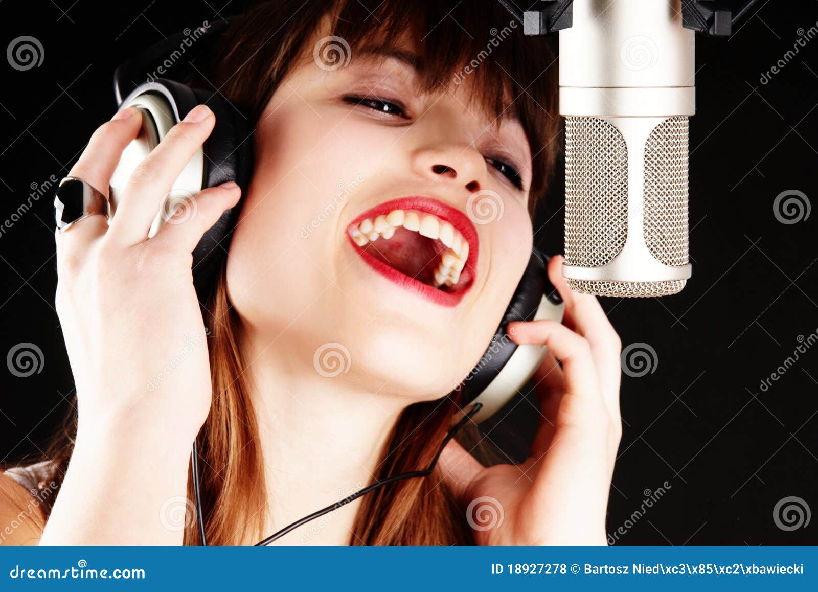 Het Zingen Van Het Meisje Aan De Microfoon in Een Studio Stock Foto ...