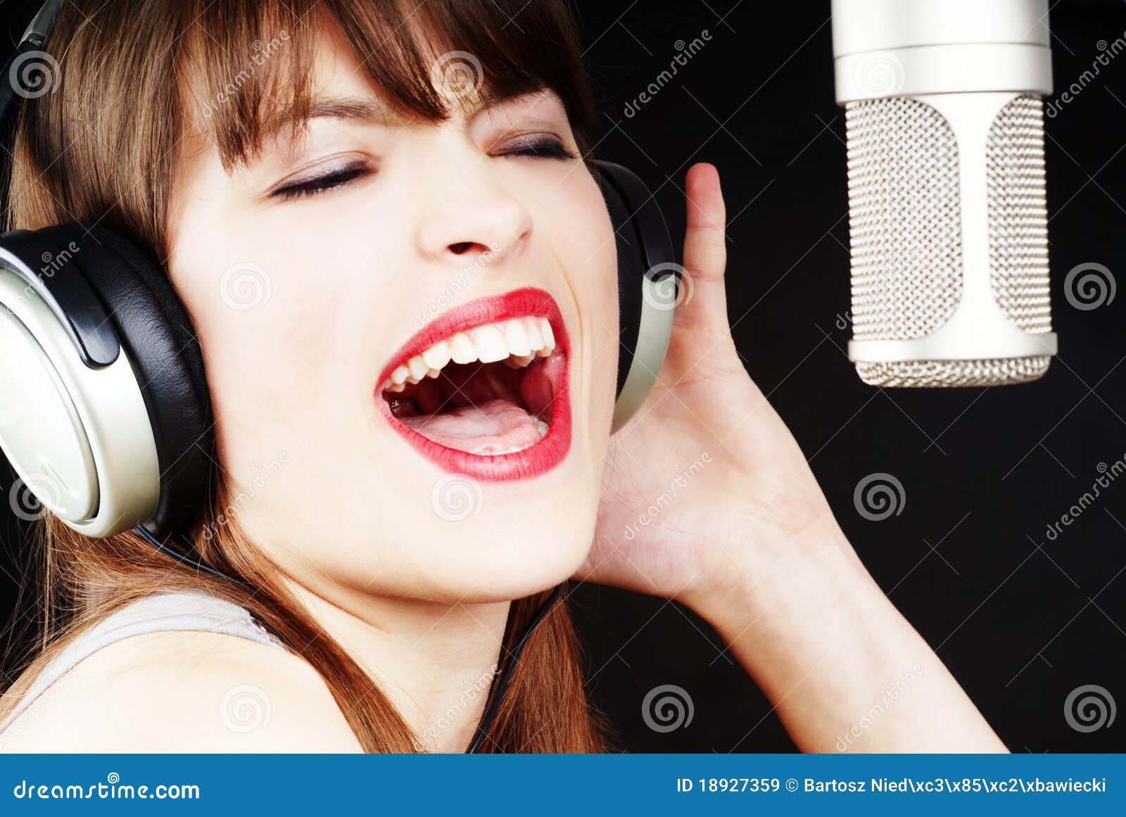 Het Zingen Van Het Meisje Aan De Microfoon in Een Studio Stock ...