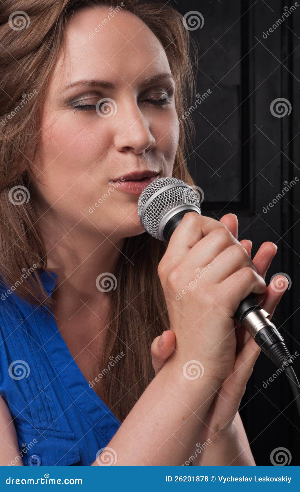 Het Zingen Van Het Meisje Aan De Microfoon in Een Studio Stock Foto ...