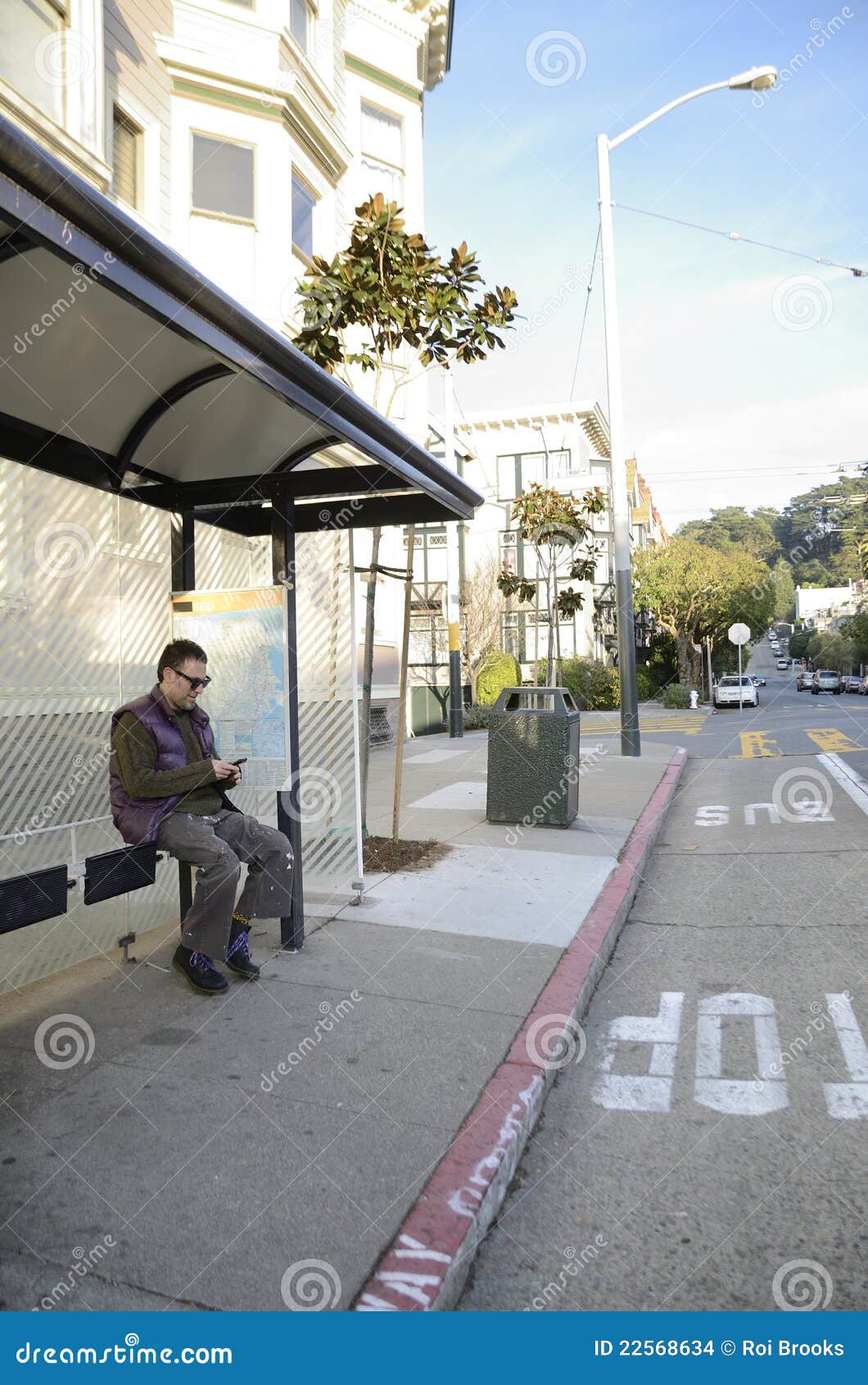 Het zitten bij de bushalte stock foto. Image of kaukasisch - 22568634