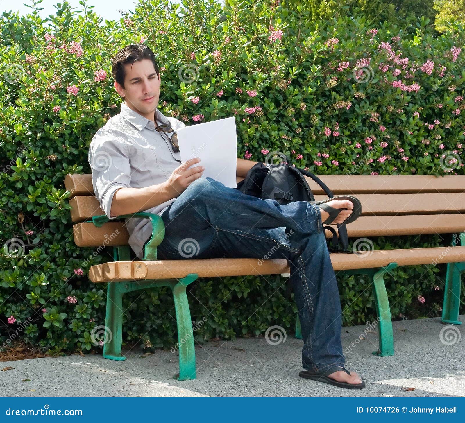 Het Zitten Op De Bank Van Het Park Stock Foto - Image of eenvoud ...