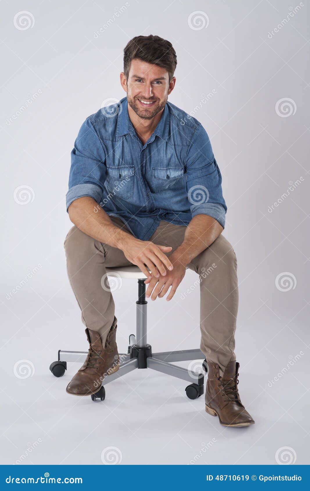 Het zitten op stoel stock afbeelding. Image of volledig - 48710619