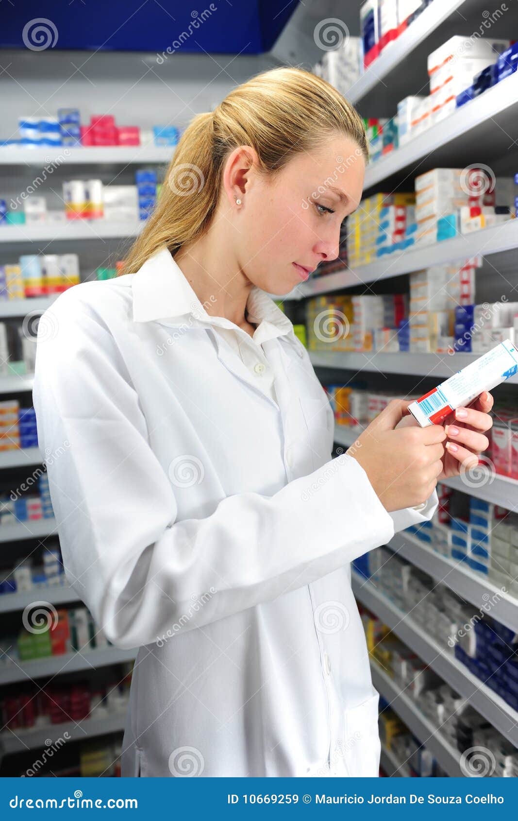 Het Zoeken Van De Apotheker Stock Afbeelding - Image of laboratorium ... Het Zoeken Van De Apotheker Stock Afbeelding - Image of laboratorium ...