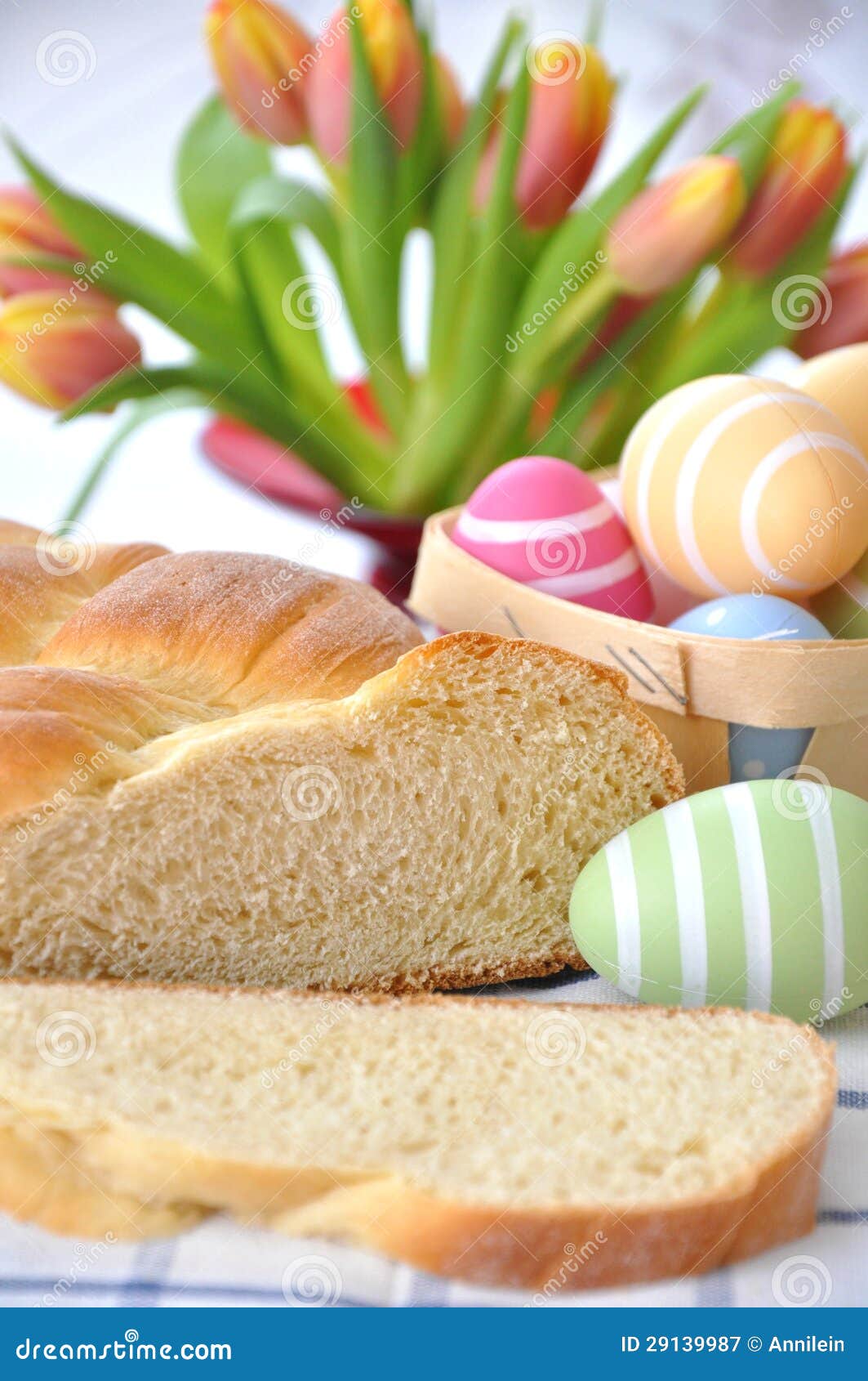 Het Zoete Duitse Brood Van Pasen Stock Afbeelding - Image of decoratie ...