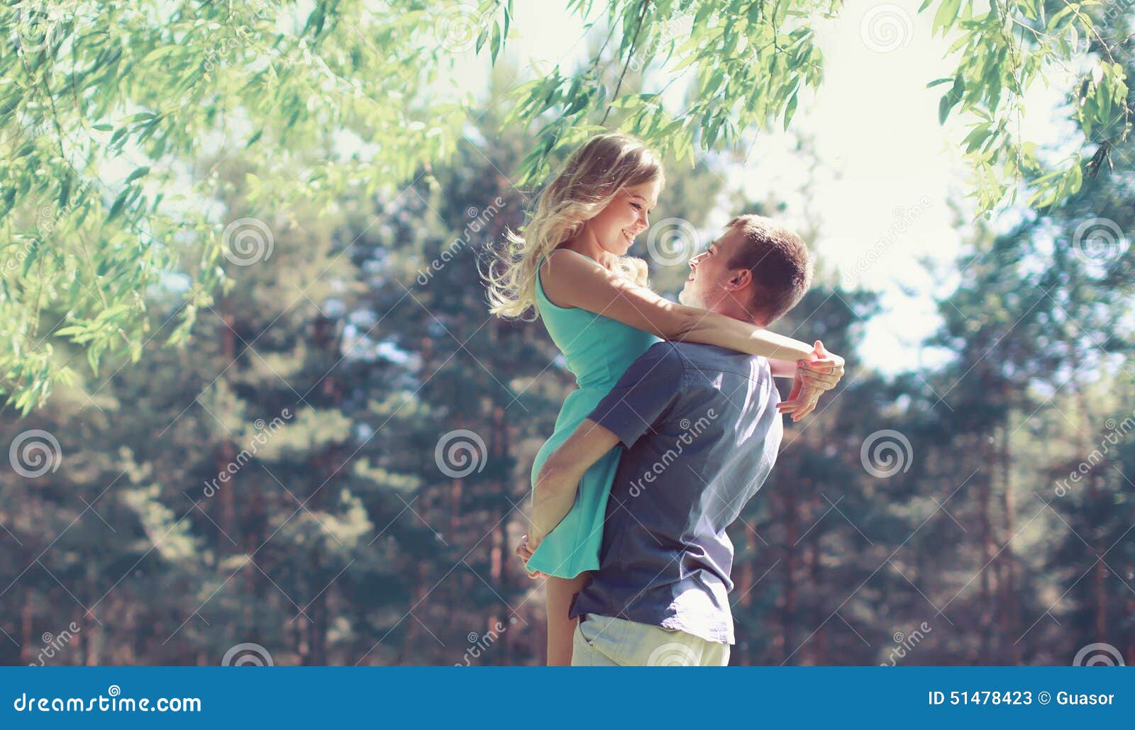 Het Zoete Paar in Liefde, De Vrouw En De Man Genieten Van Elkaar Stock ... Het Zoete Paar in Liefde, De Vrouw En De Man Genieten Van Elkaar Stock ...