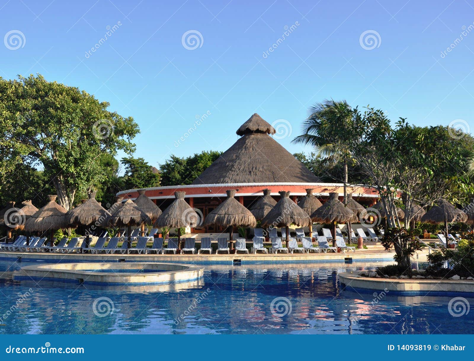 Het Zwembad Van De Toevlucht. Stock Afbeelding - Image of outdoors ...