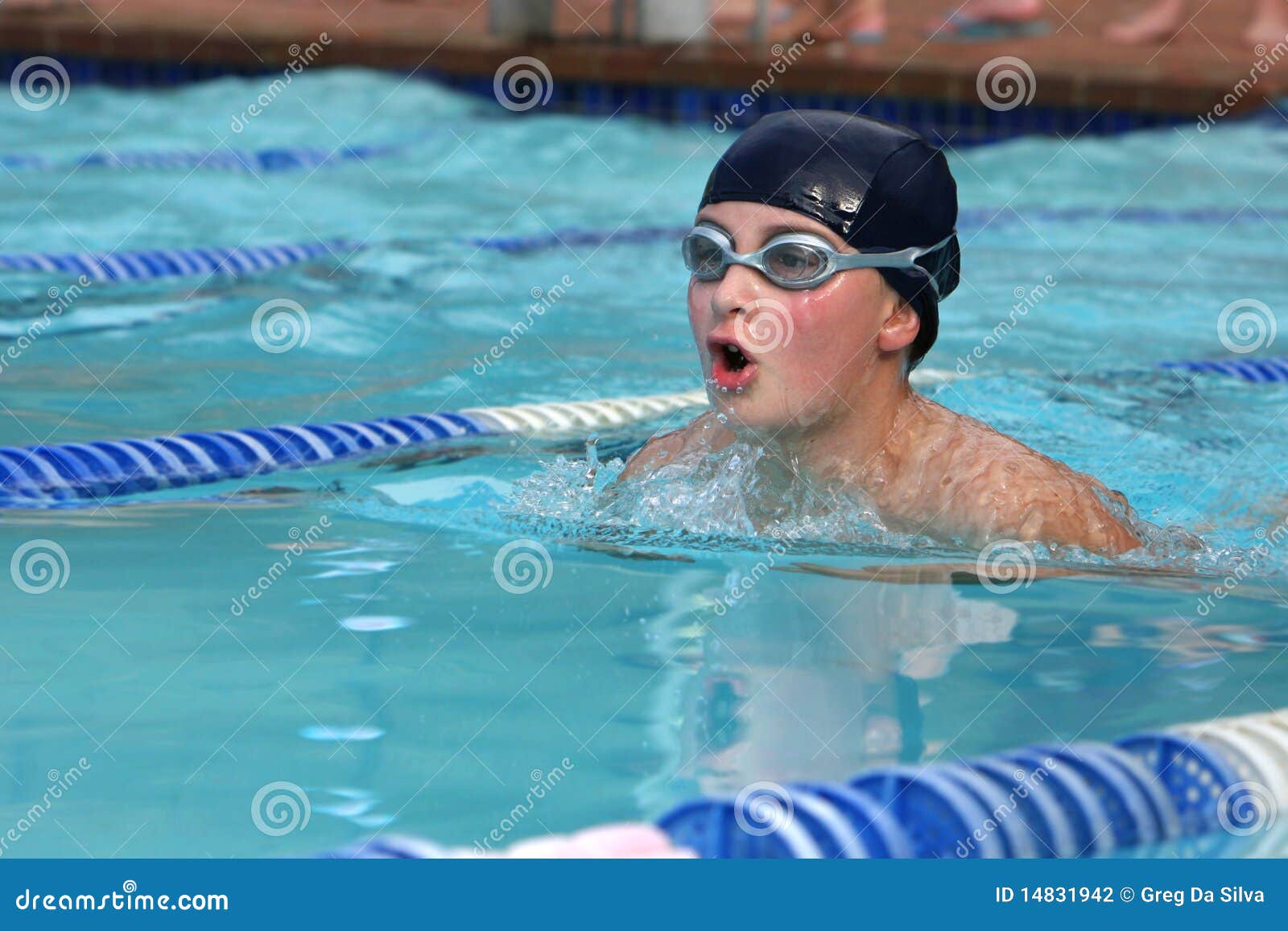 Het zwemmen van de jongen stock foto. Image of jongen - 14831942