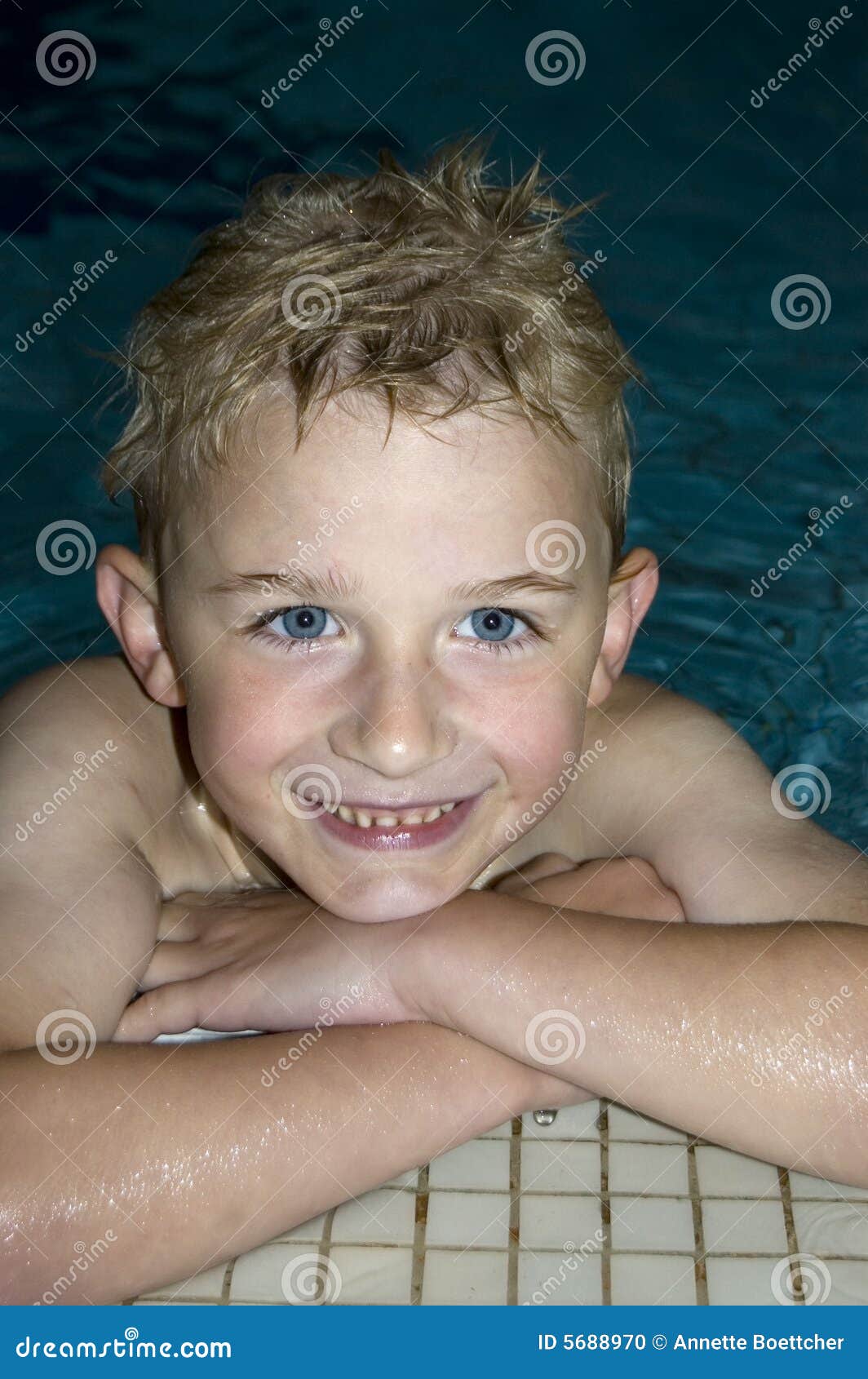 Het Zwemmen van de jongen stock foto. Image of oefening - 5688970