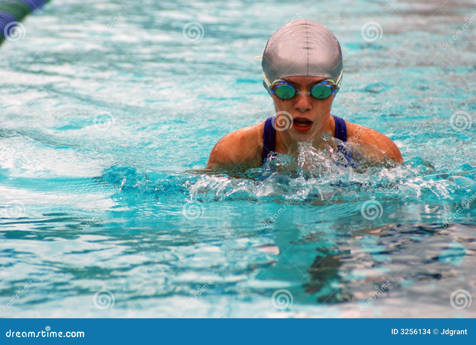 Het Zwemmen Van Het Meisje Schoolslag Stock Foto - Image of aquatica ...