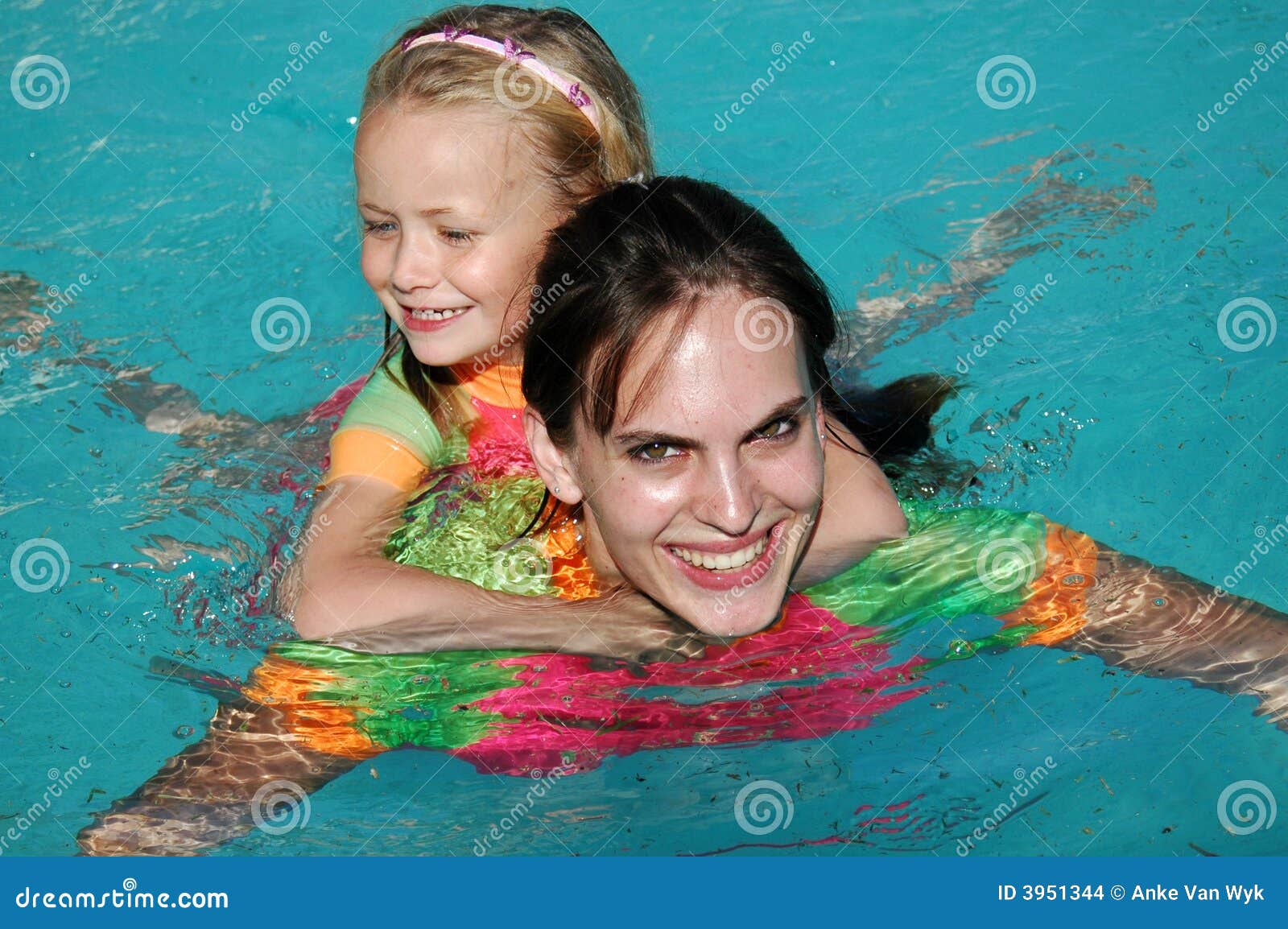 Het zwemmen van meisjes stock foto. Image of vakantie - 3951344