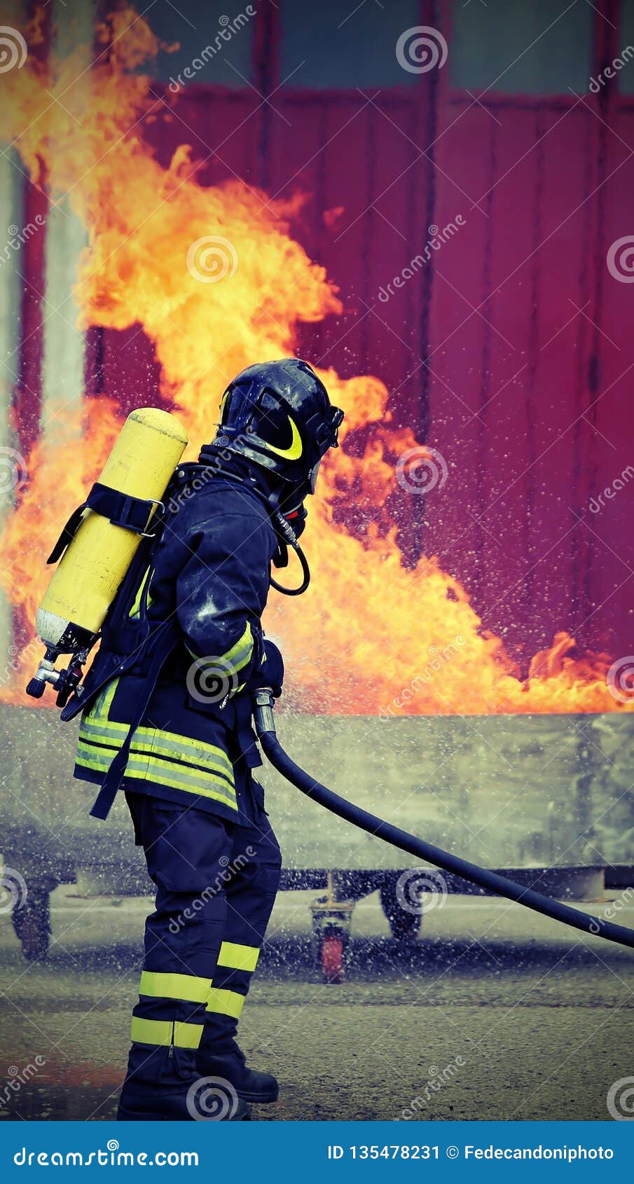 Hete Brand En De Brandweerman Met Zuurstoftanks Stock Afbeelding ...