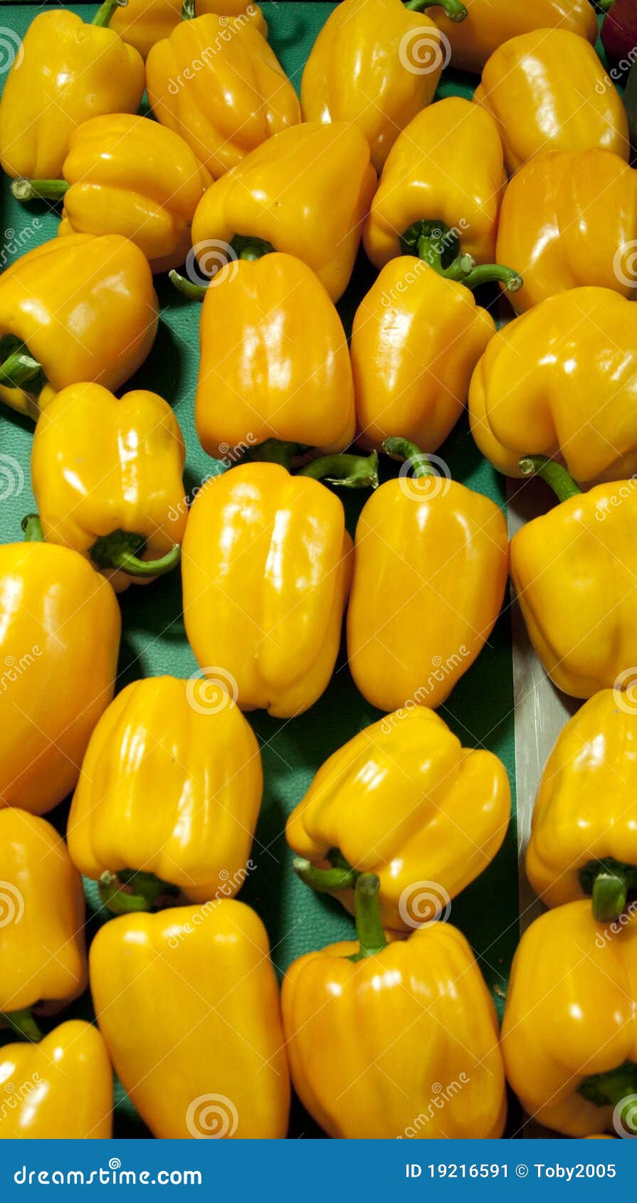 Hete gele peper stock afbeelding. Image of verkoop, supermarkt - 19216591