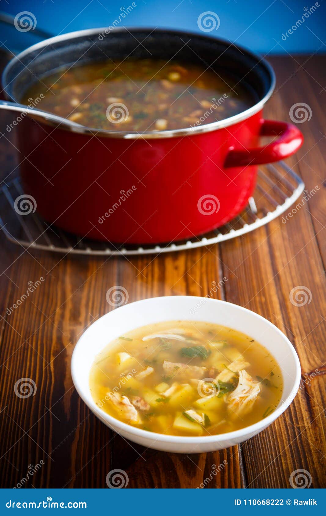 Hete Soep in Een Plaat En Een Steelpan Stock Foto - Image of ...