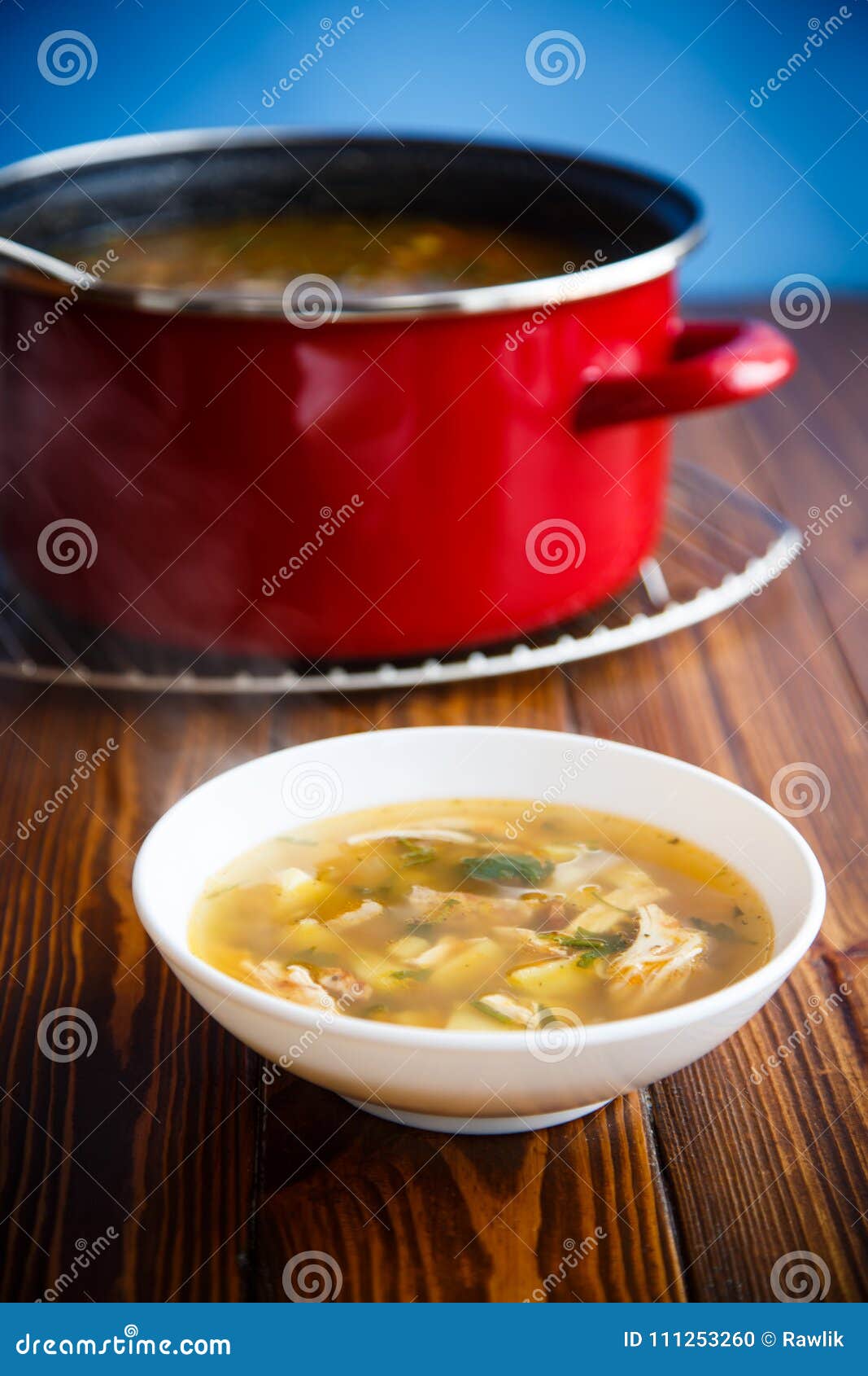 Hete Soep in Een Plaat En Een Steelpan Stock Foto - Image of gekookt ...