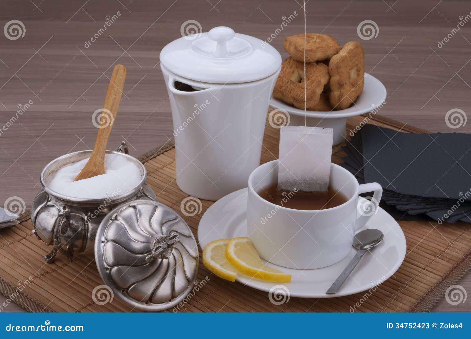Hete thee stock afbeelding. Image of thee, drank, gebakjes - 34752423