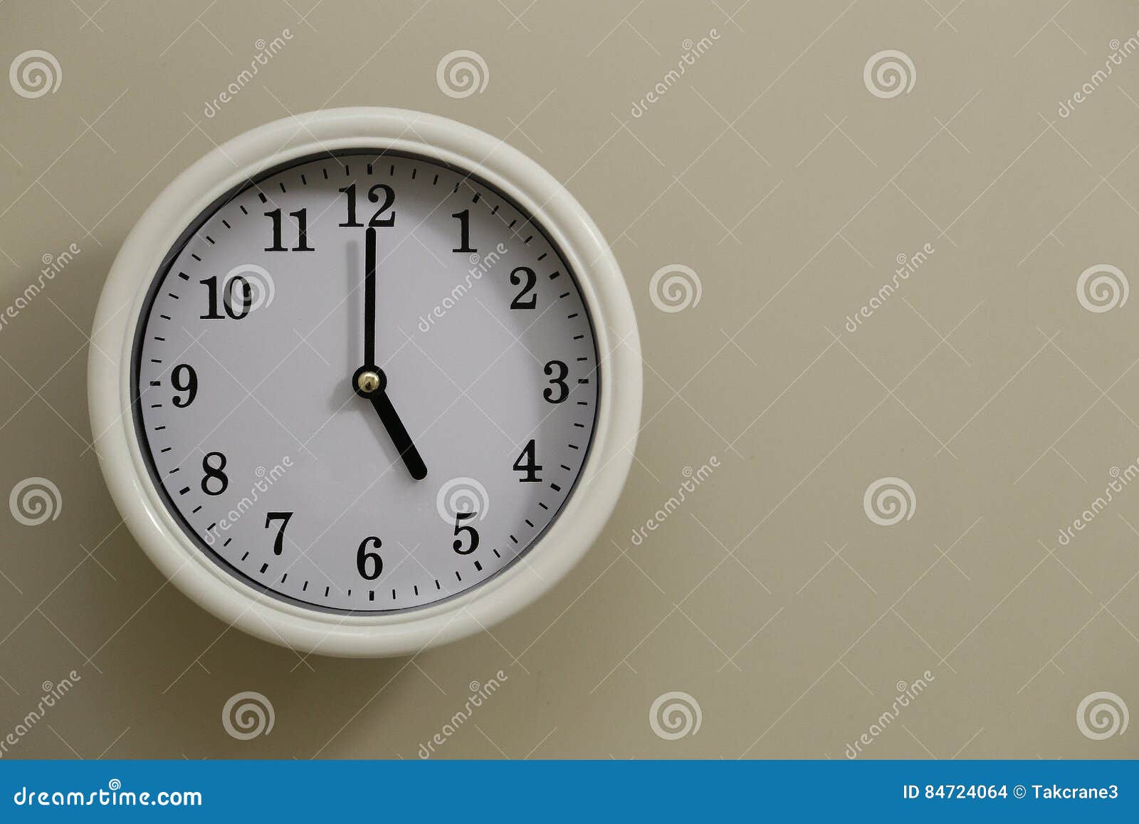 Heure Pour Le 5h00 D'horloge Murale Photo stock - Image du heure ...