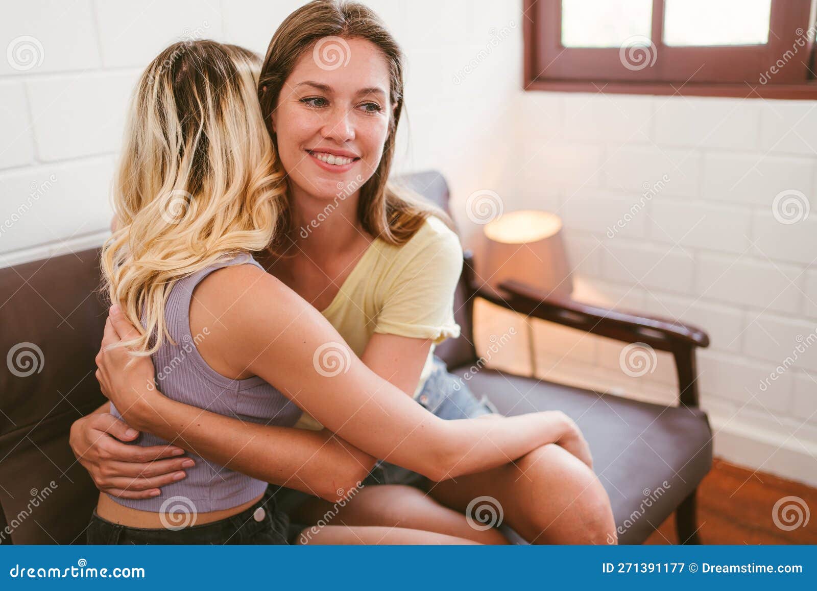 Heureux Couple De Lesbiennes Caucasiennes Se Serrant Les Uns Les Autres