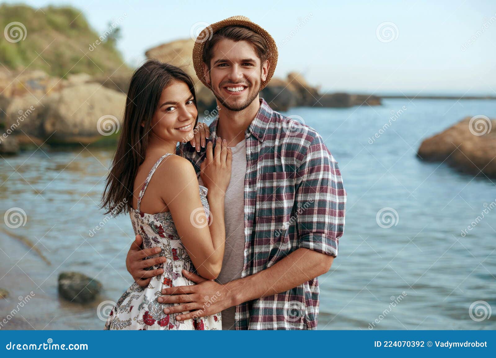 Heureux Jeune Couple Reposant Sur La Plage De Sable Photo Stock Image