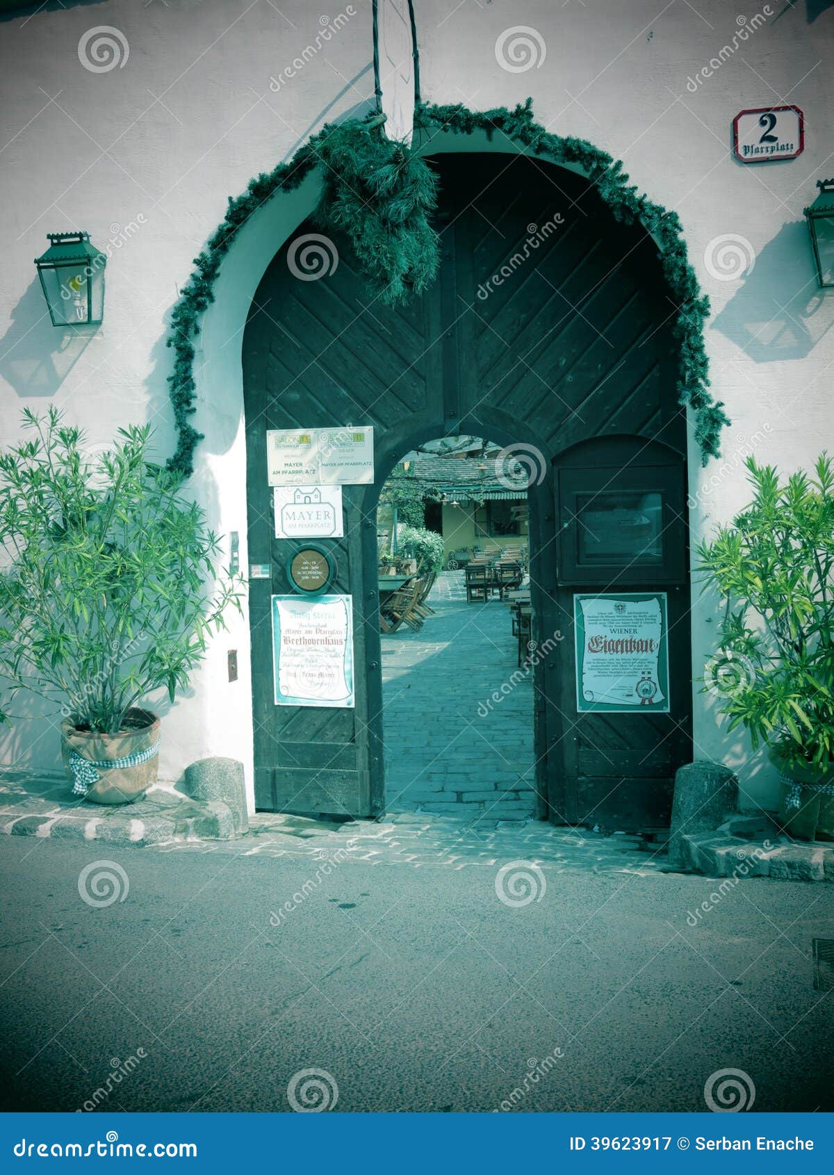 Heuriger in Grinzing editorial photography. Image of door - 39623917