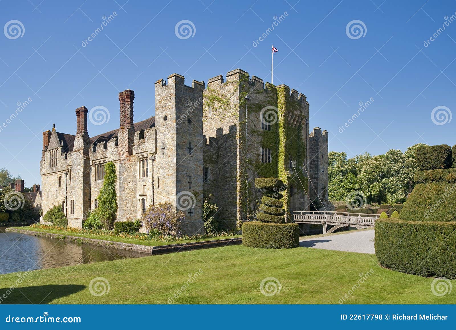 Hever Castle & Lake In Hever, Edenbridge, Kent, England, Europe Royalty ...