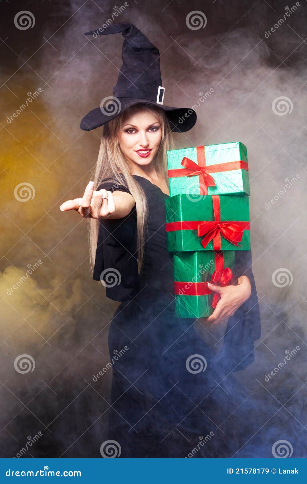 Hexe mit Geschenken stockbild. Bild von zaubern, geheimnisvoll - 21578179