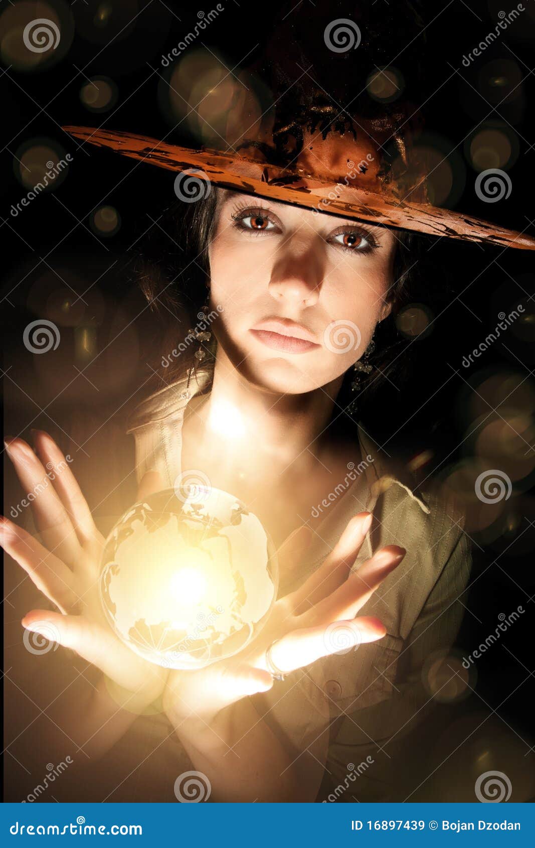 Hexe mit Kristallkugel stockbild. Bild von kugel, blick - 16897439