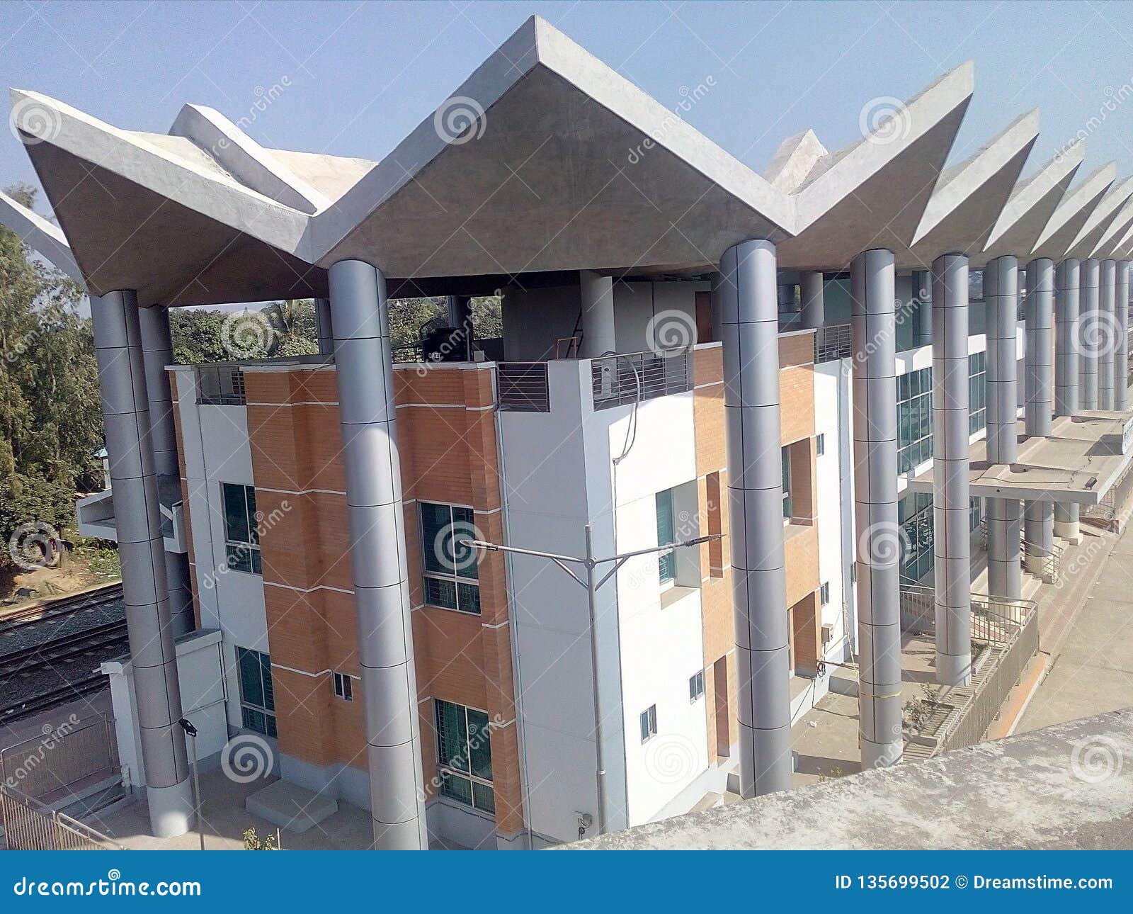 A hi - tech building editorial photography. Image of tech - 135699502