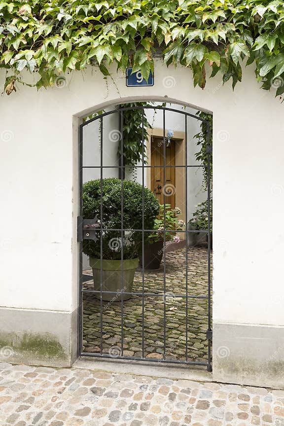 Hidden_courtyard-1 库存图片. 图片 包括有 烤肉, 触毛, 干净, 布琼布拉, 把柄 - 76360643