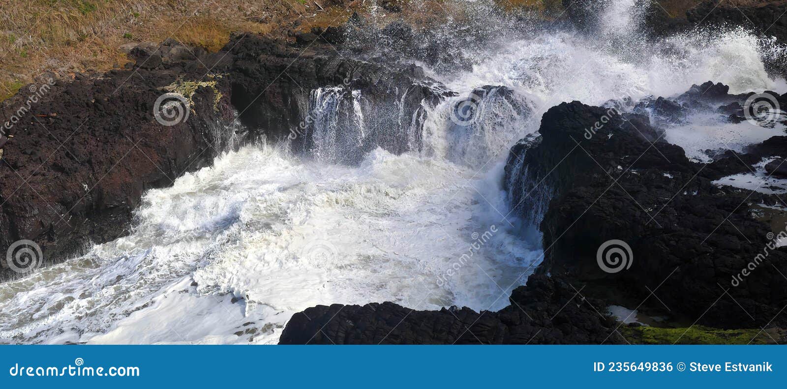 Hide Tide Waves Foam in Devil`s Churn Stock Photo - Image of churn ...