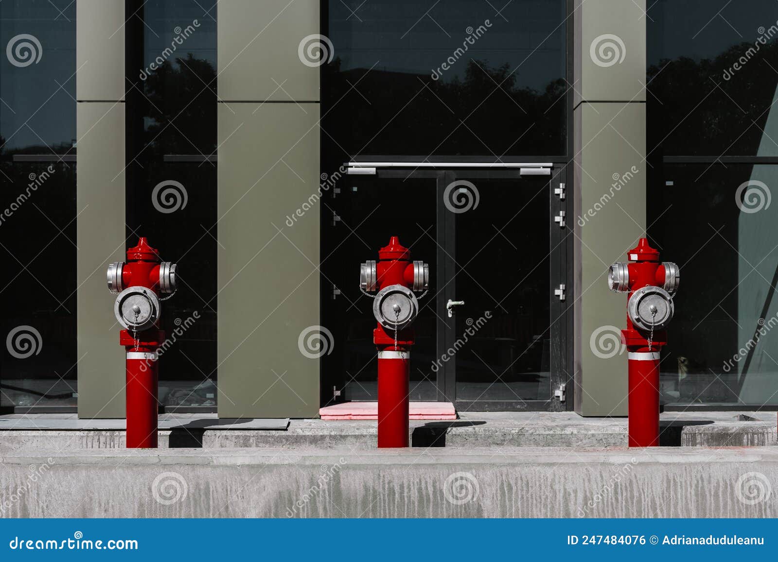 Hidrante de fuego rojo foto de archivo. Imagen de edificio - 247484076