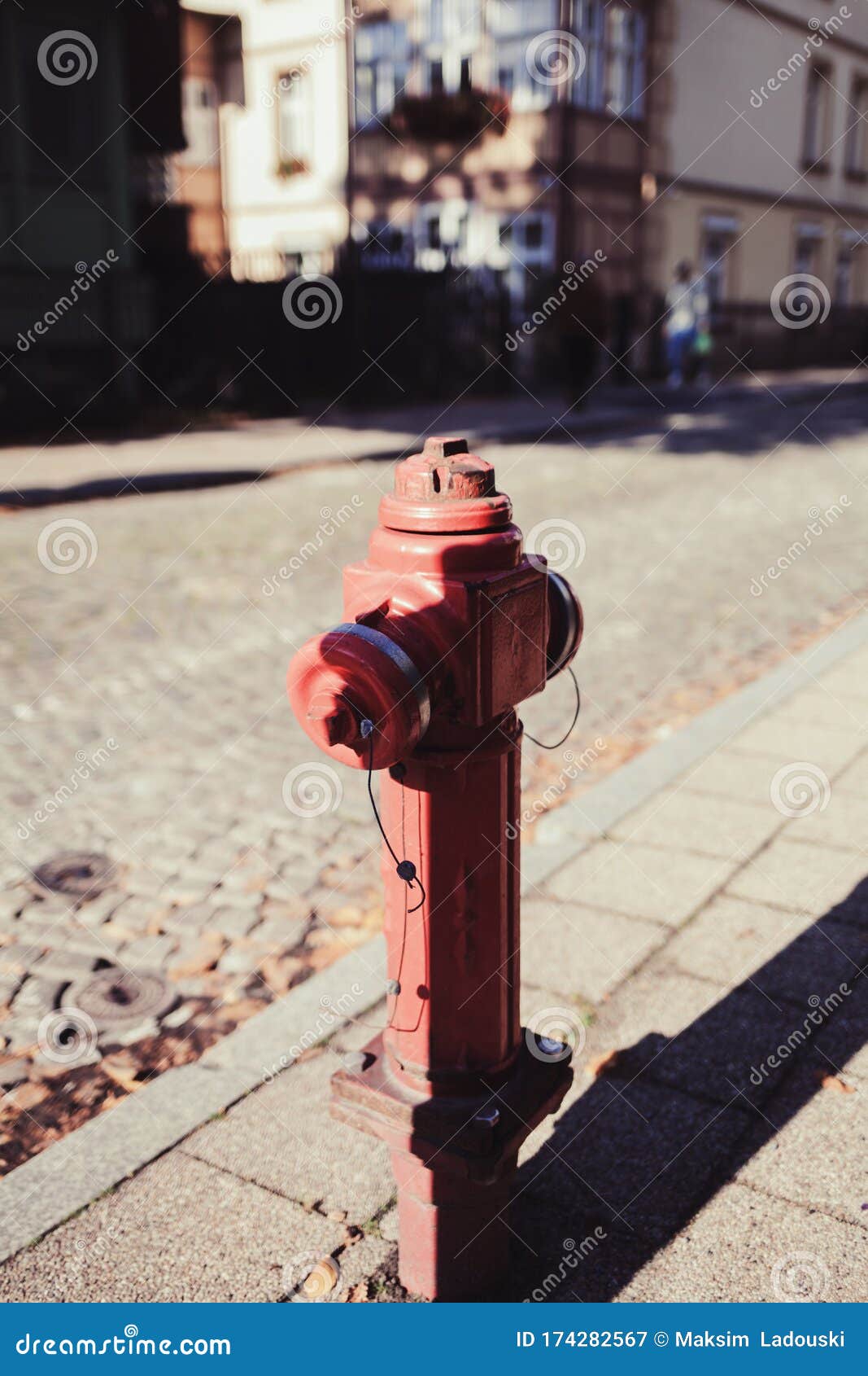 Hidrante rojo imagen de archivo. Imagen de fuego, camino - 174282567