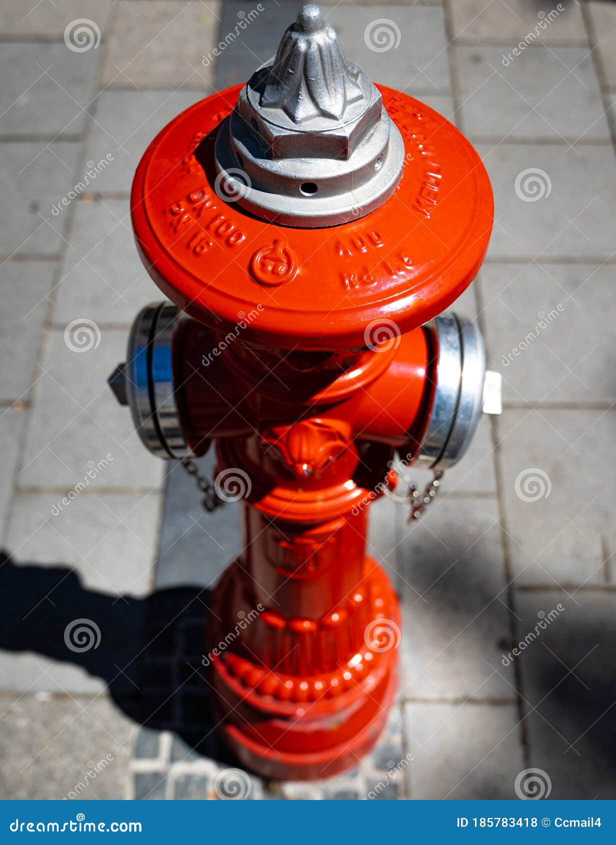 Hidrante Rojo En Una Pasarela Foto de archivo editorial - Imagen de ...