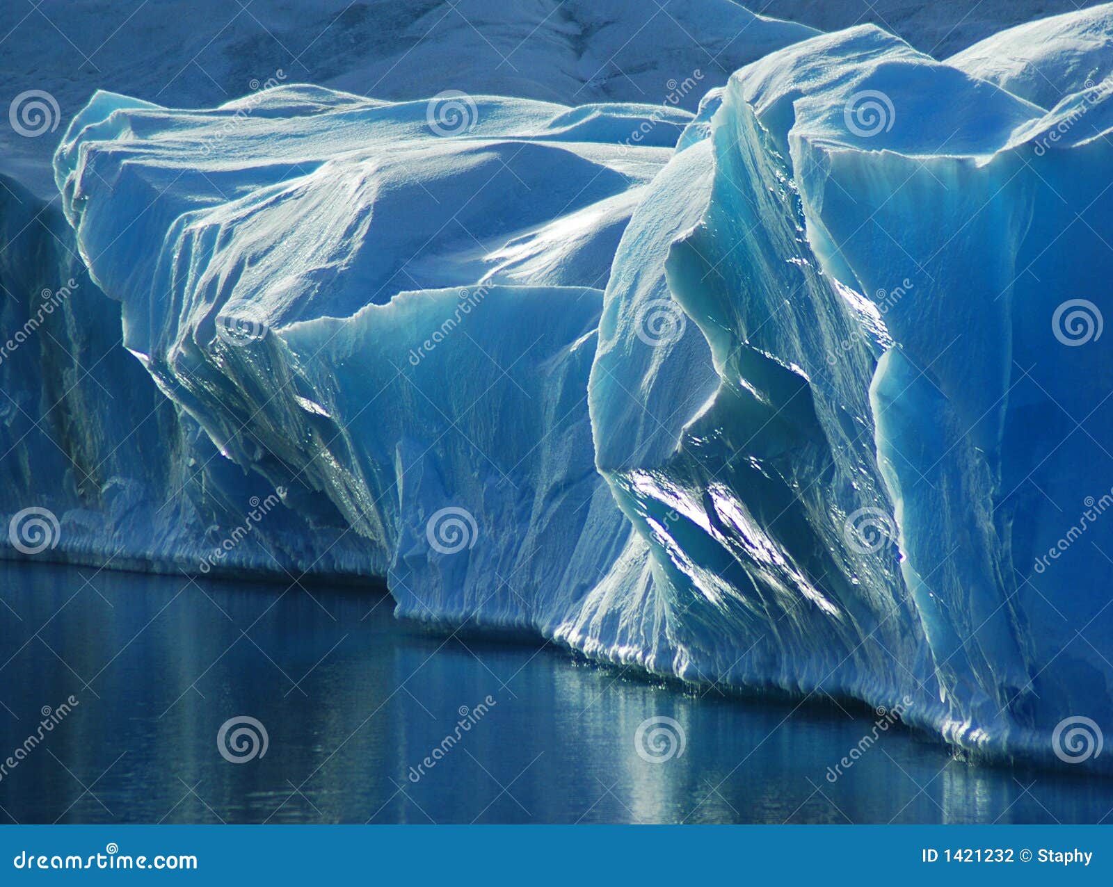 Hielo azul foto de archivo. Imagen de senderismo, océano - 1421232