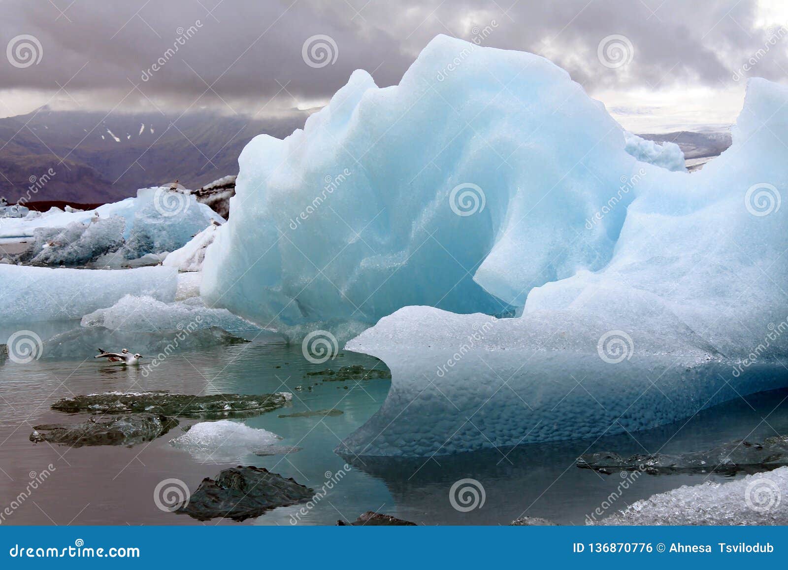 Hielo azul del color foto de archivo. Imagen de azul - 136870776