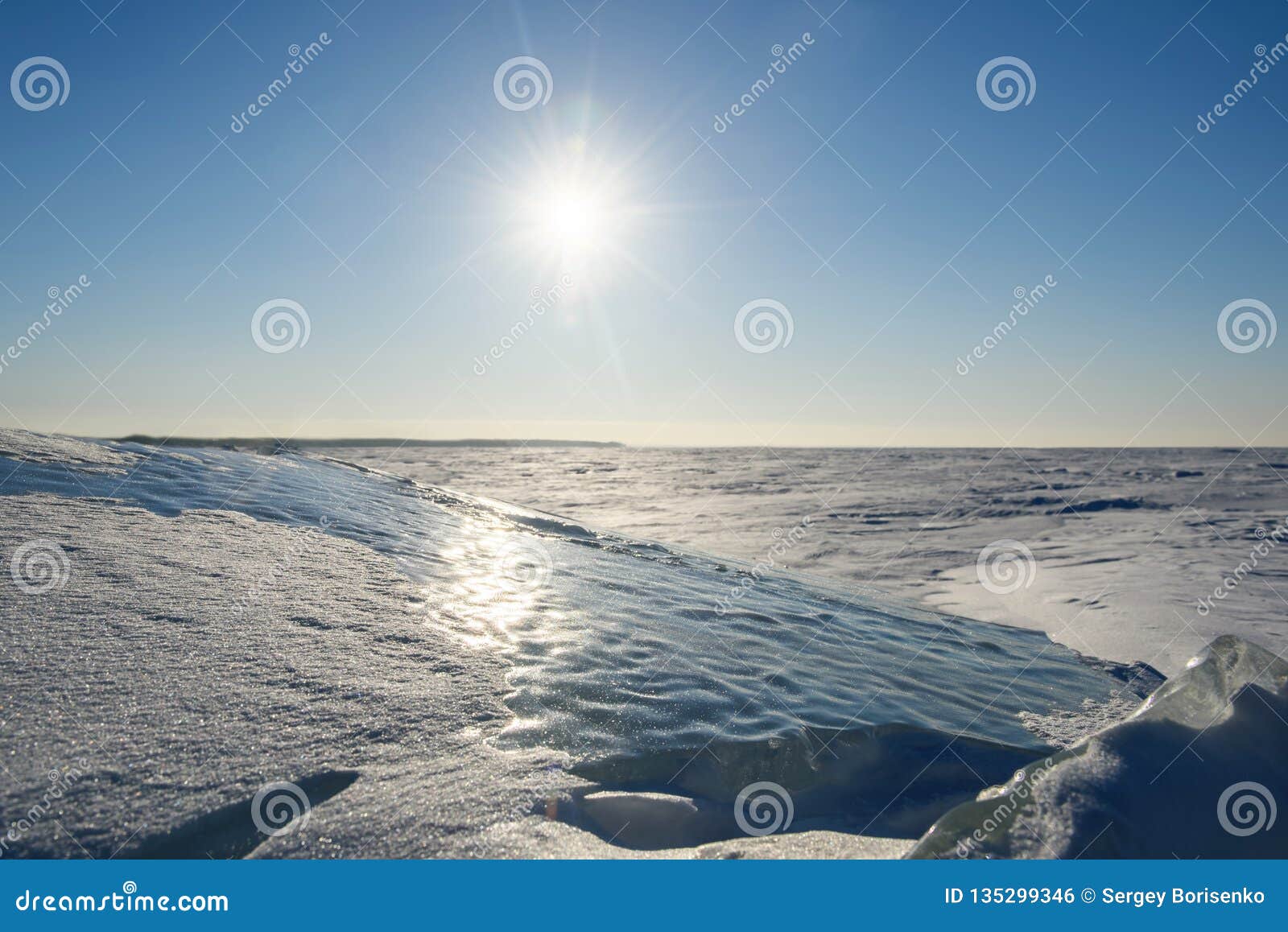 Hielo y nieve al horizonte foto de archivo. Imagen de formas - 135299346