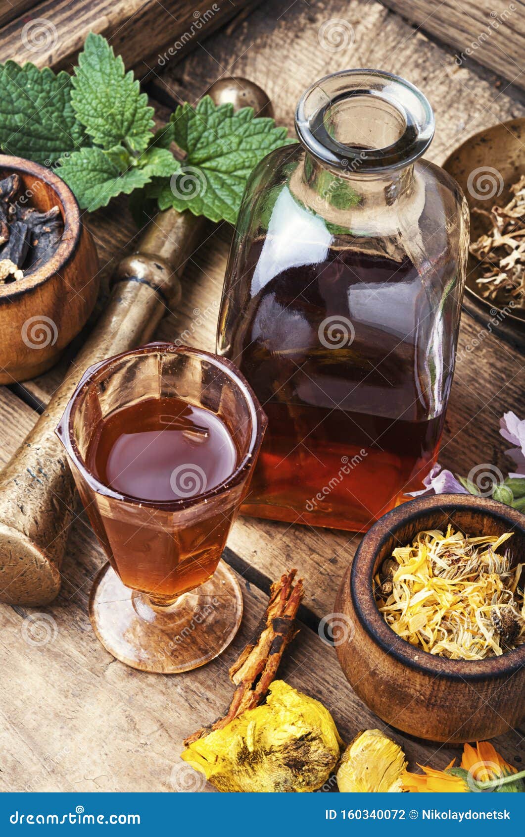 Hierbas Sanadoras Y Botella De Elixir Foto de archivo - Imagen de ...