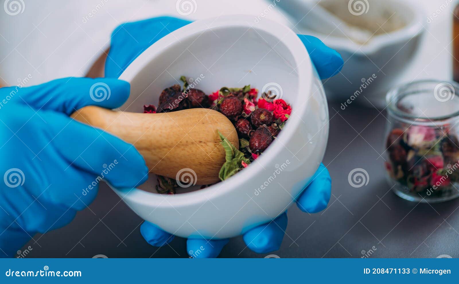 Hierbas Y Flores Molidas Con Mortero Y Almirez Imagen de archivo ...