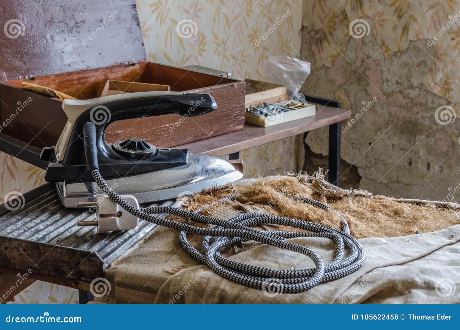 Hierro viejo con el cable foto de archivo. Imagen de pared - 105622458