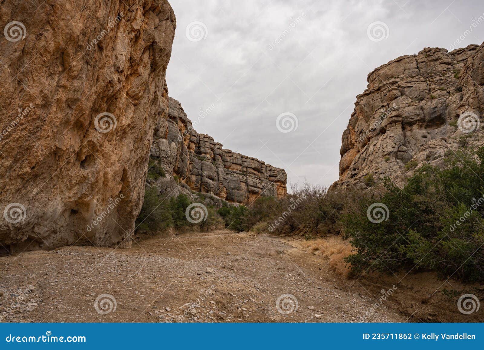 The High Cliff Walls of Devils Den Stock Photo - Image of national ...