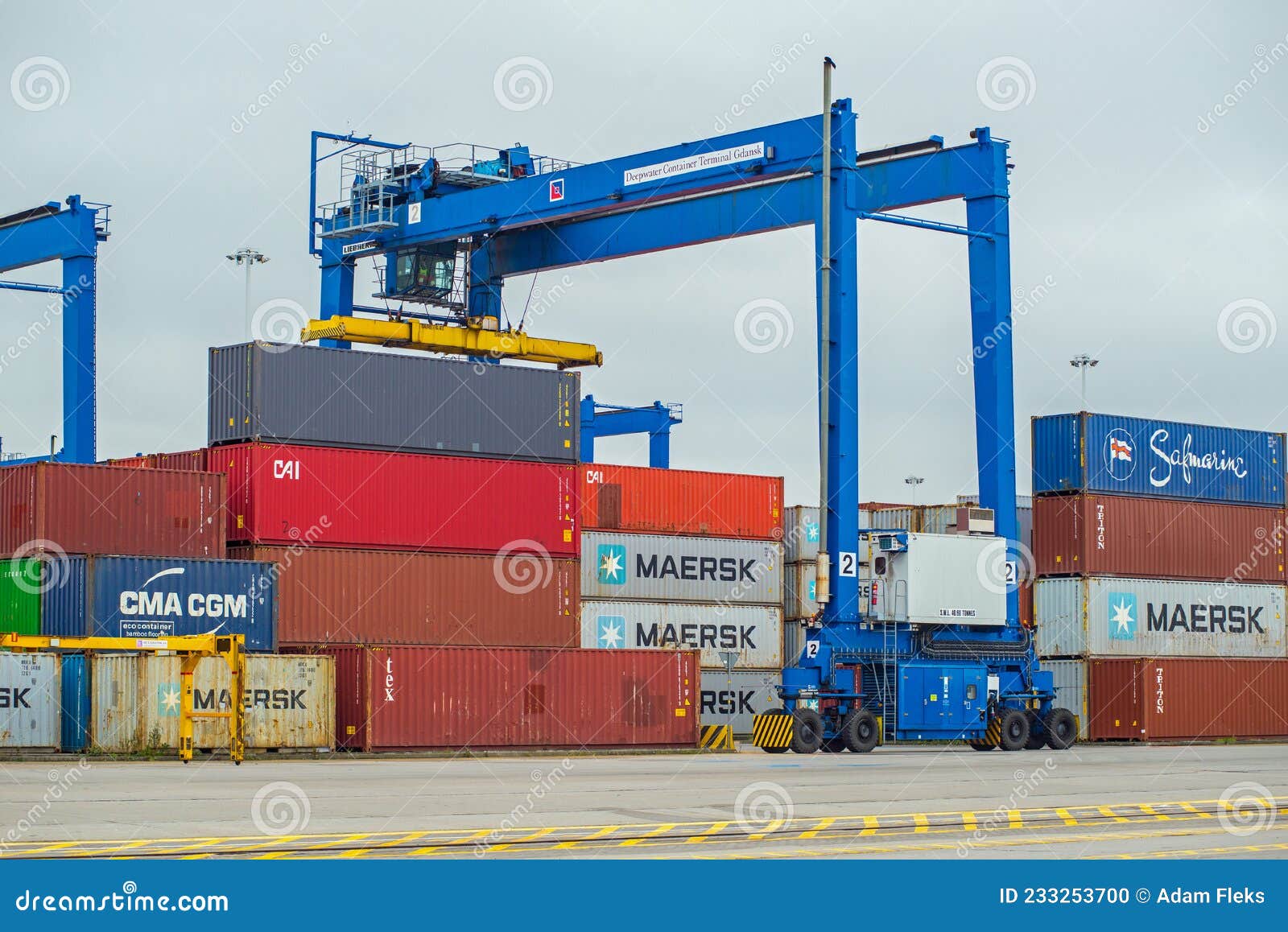 High Modern Blue Gantry Crane for Loading of Containers for Ships ...