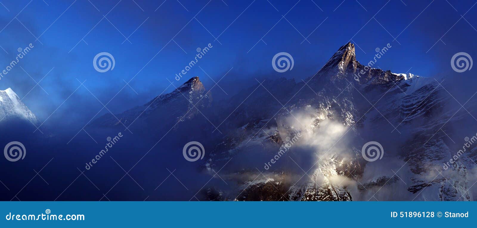 The High Mountains of the Himalayan Mountain Range Stock Photo - Image ...