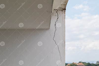 High-rise Building Structure Wall Cracks Due To Non-standard ...