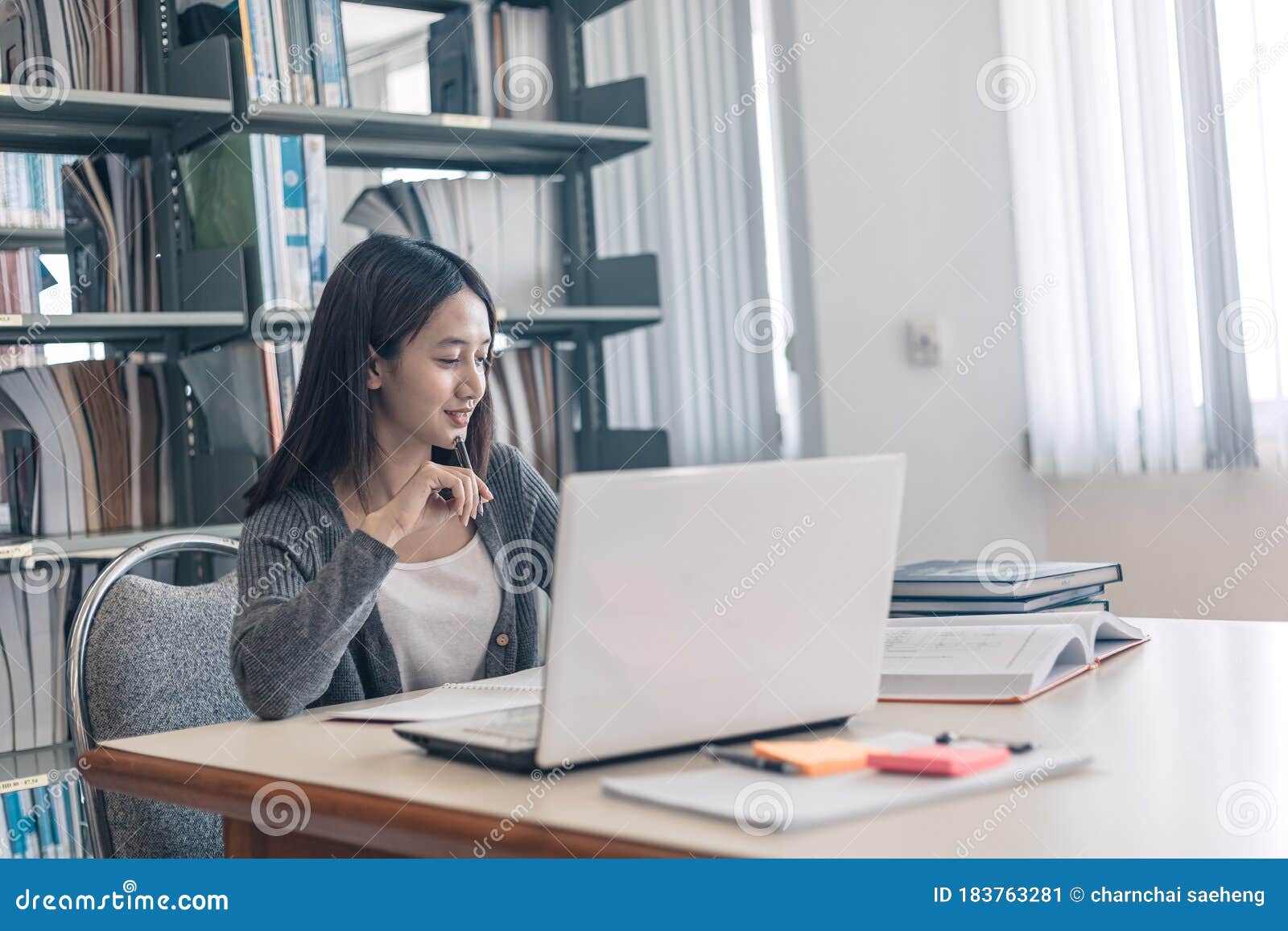 High School Oder Studenten, Die Text Laptop Zu Studieren Und Zu Lesen ...