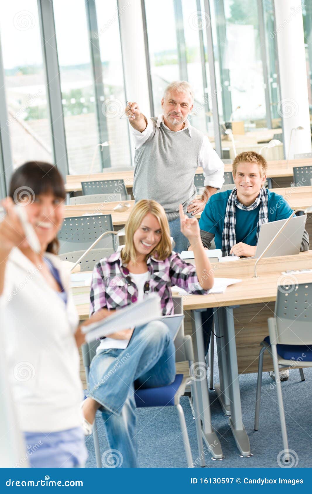 High School - Tre Allievi Con Il Professore Immagine Stock - Immagine ...