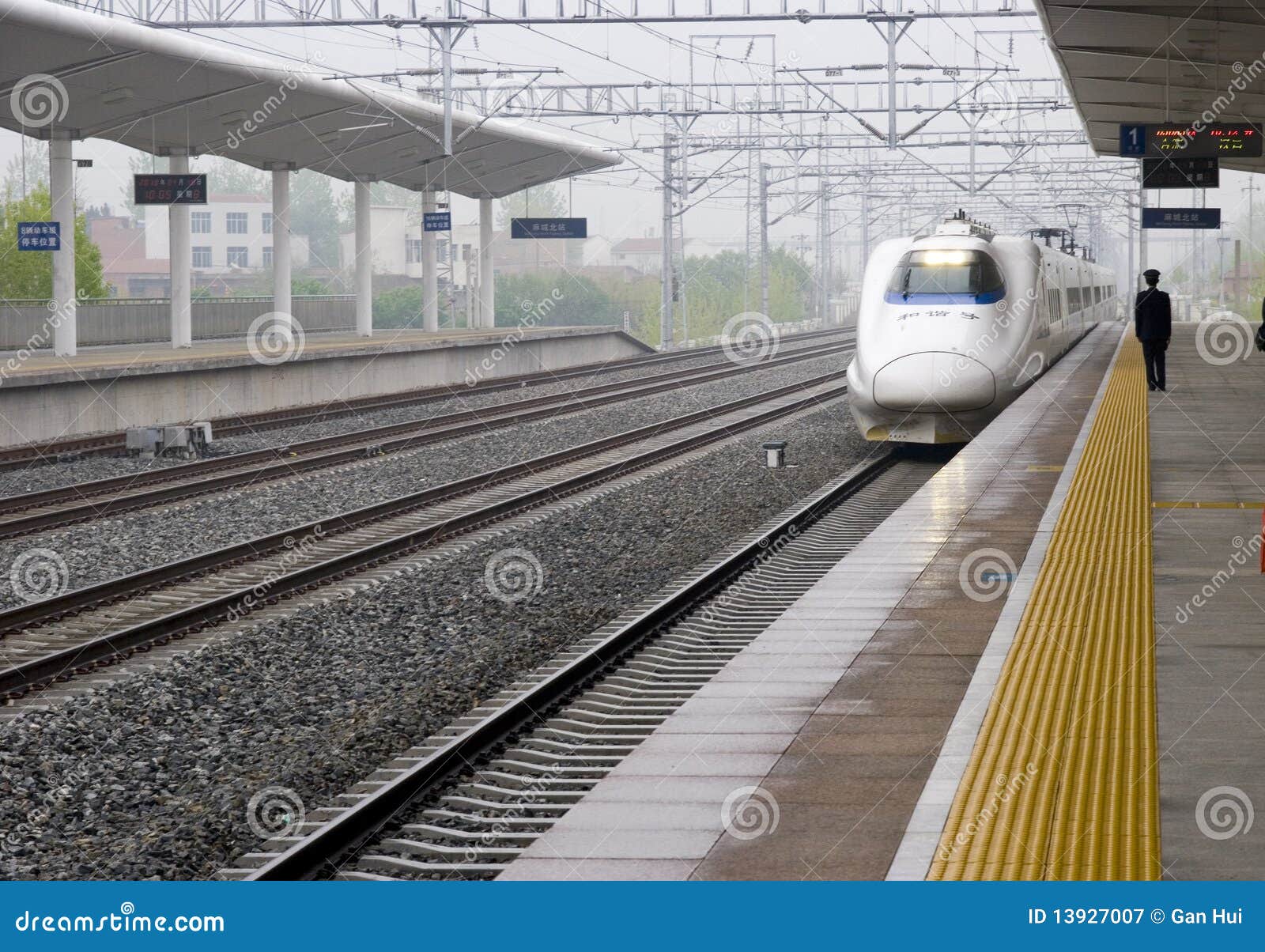 High speed train editorial photography. Image of danger - 13927007
