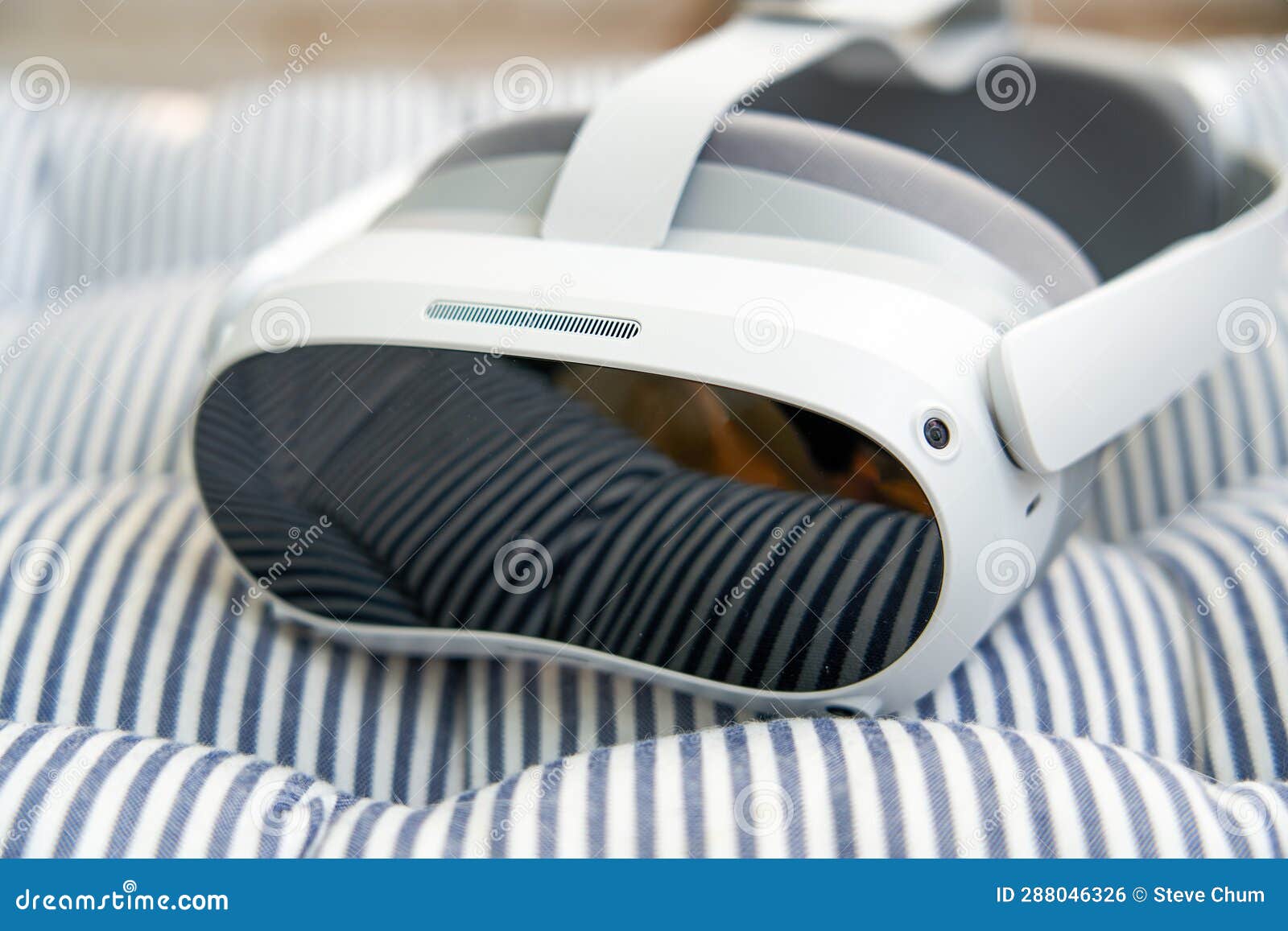 A High-tech VR Virtual Reality Head-mounted Display Stock Photo - Image ...