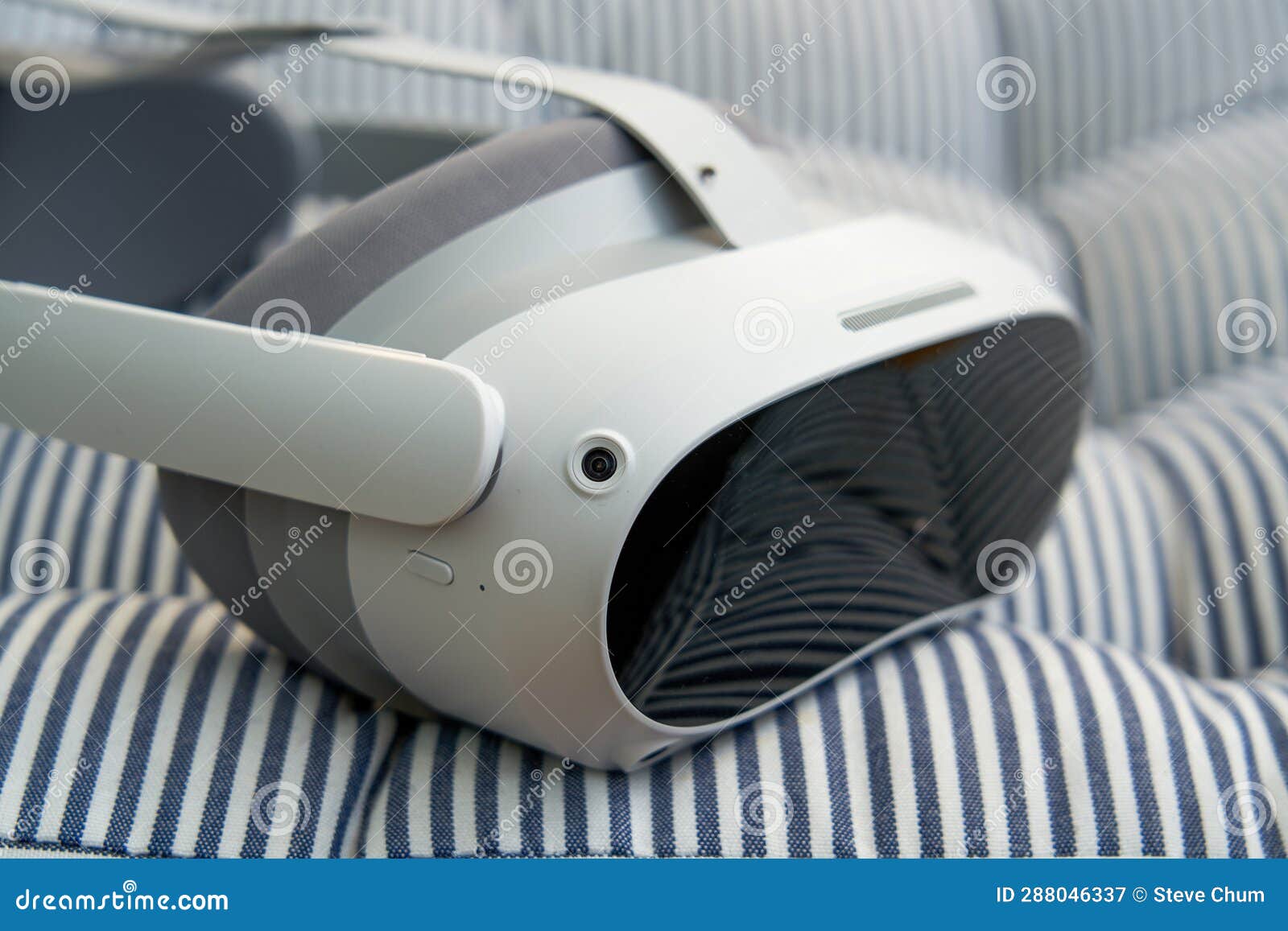 A High-tech VR Virtual Reality Head-mounted Display Stock Image - Image ...