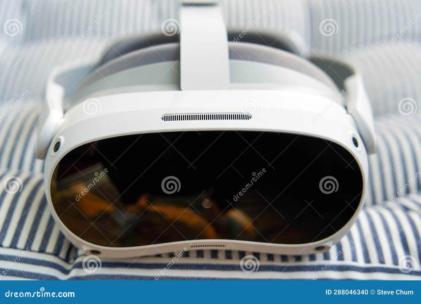 A High-tech VR Virtual Reality Head-mounted Display Stock Photo - Image ...